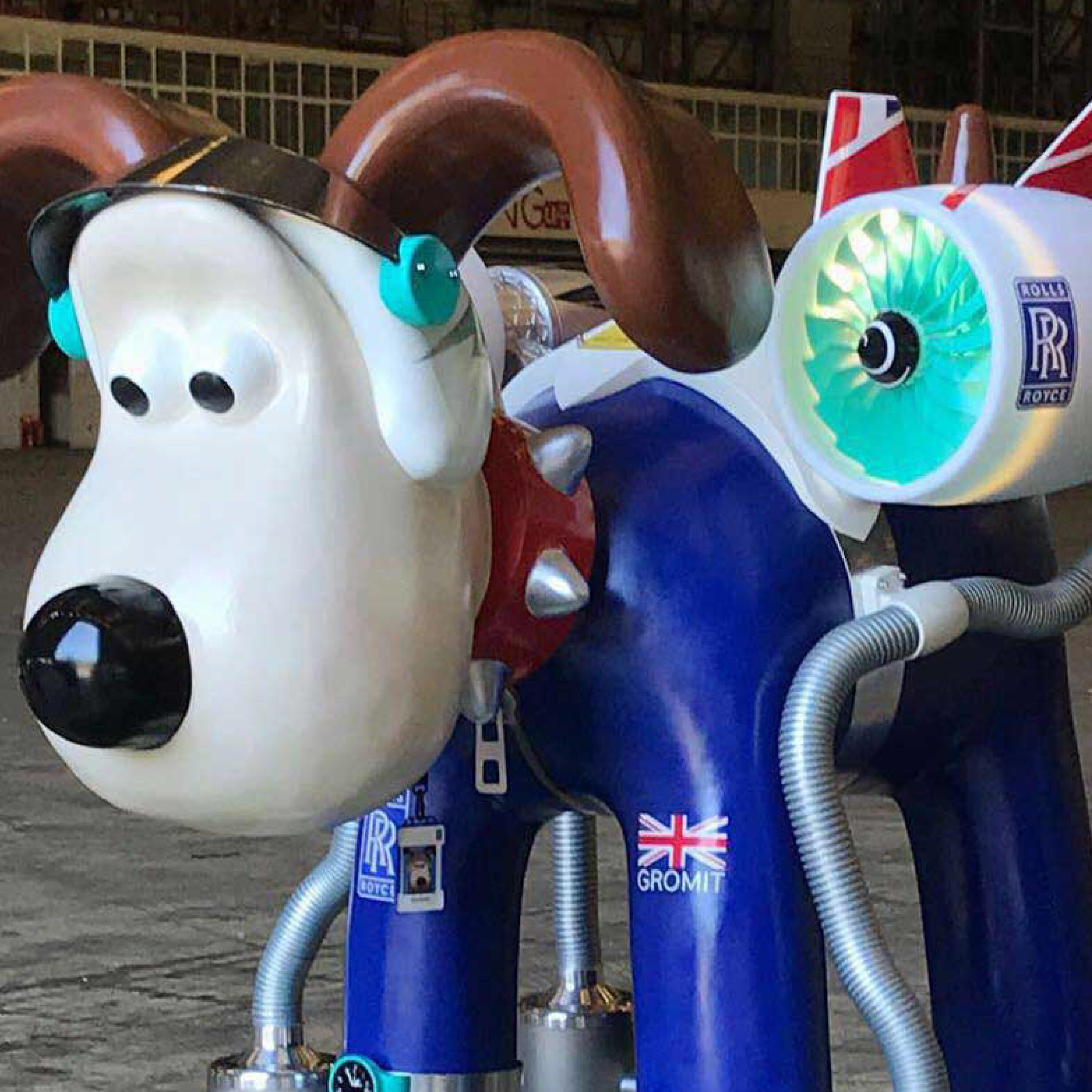 Advanced Handling scissor table used in charity Gromit sculpture ...